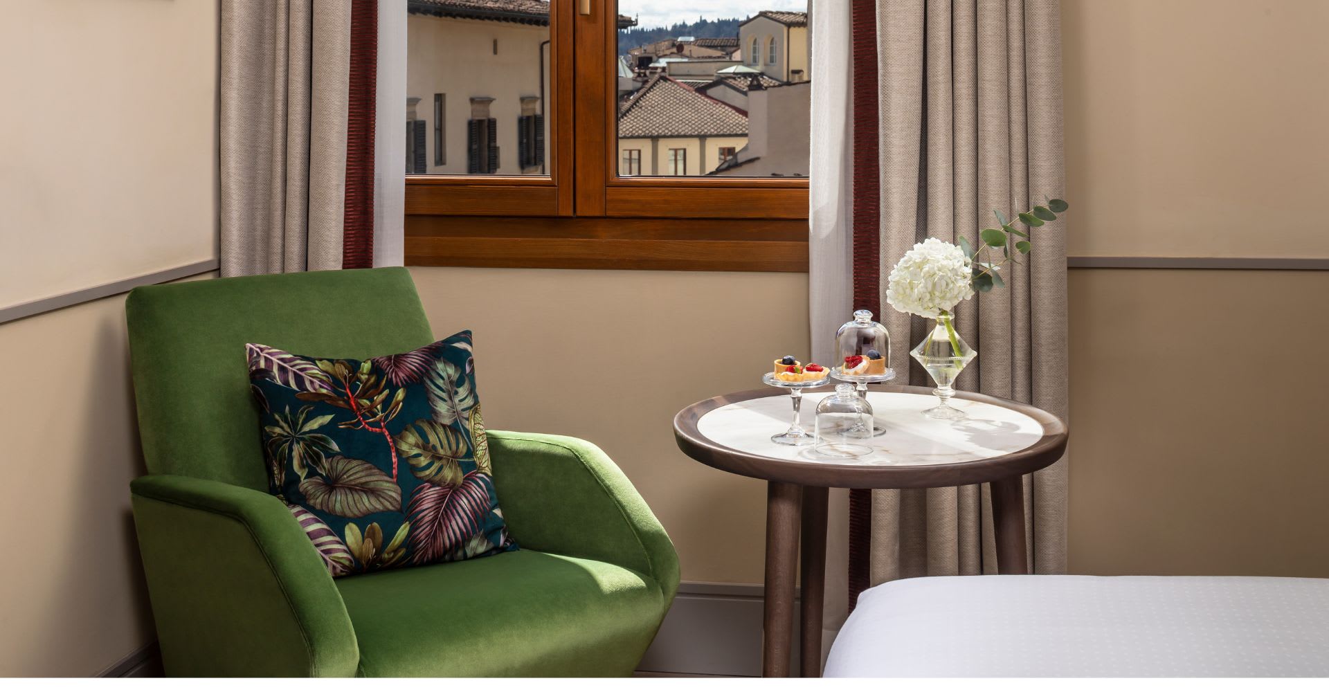tivoli_palazzo_gaddi_guest_room_premium_room_bedroom_detail_1.jpg